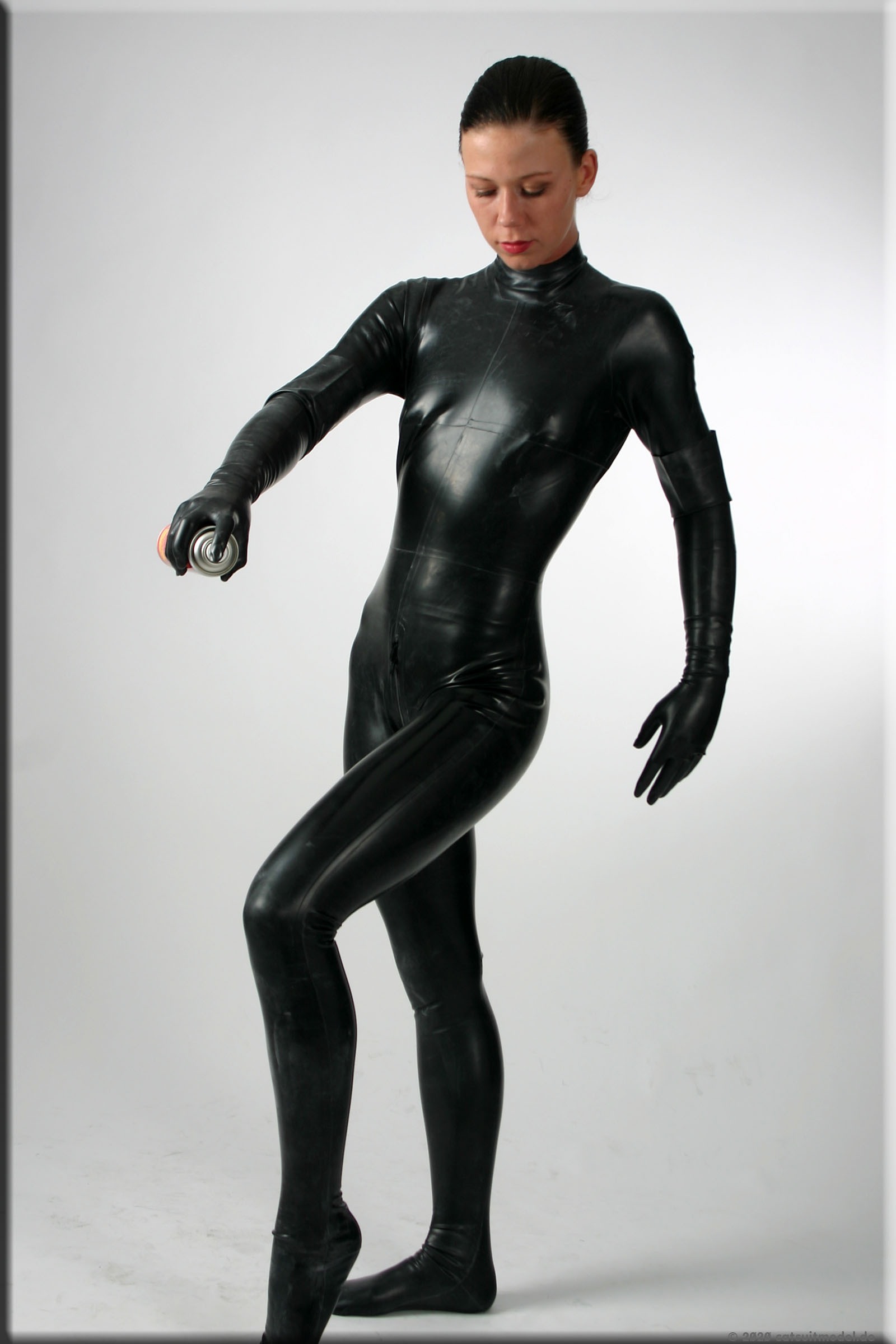 Kahti – Posing – Catsuitmodel